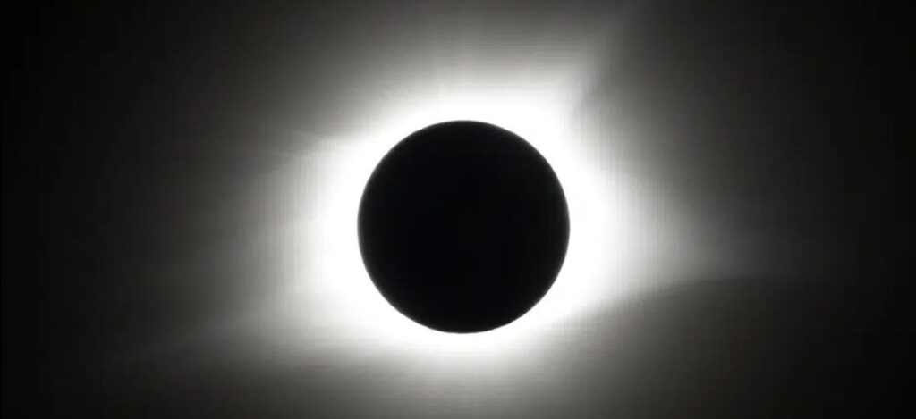 WHEN THE MOON HITS YOUR EYE: Where to see rare total eclipse | TOP25 ...