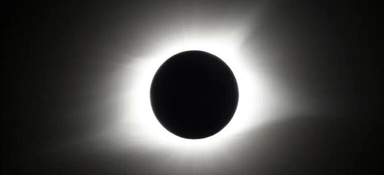 WHEN THE MOON HITS YOUR EYE: Where to see rare total eclipse | TOP25 ...